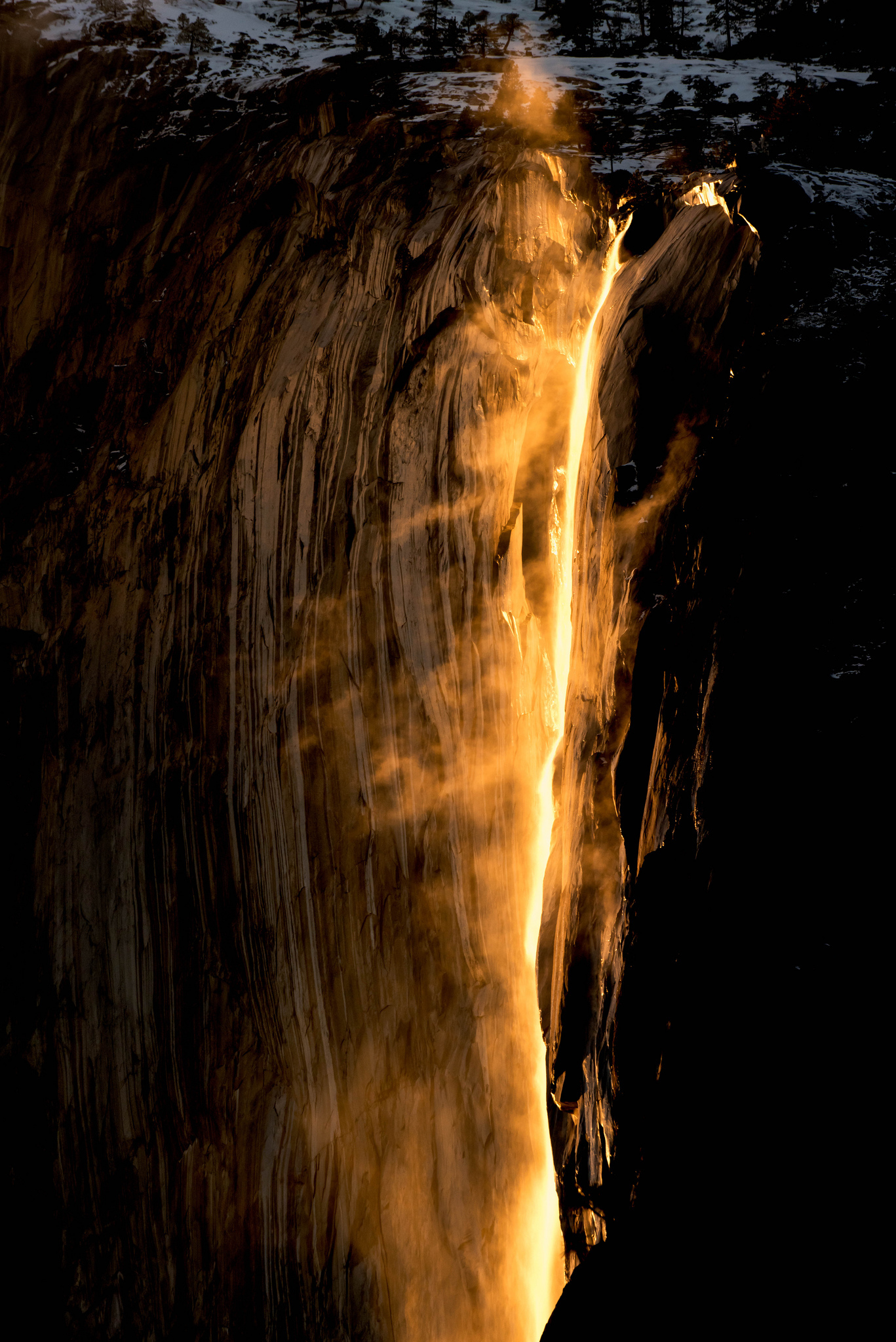 Why a Yosemite Waterfall Looks Like a Gushing Magma Flow Right Now ...