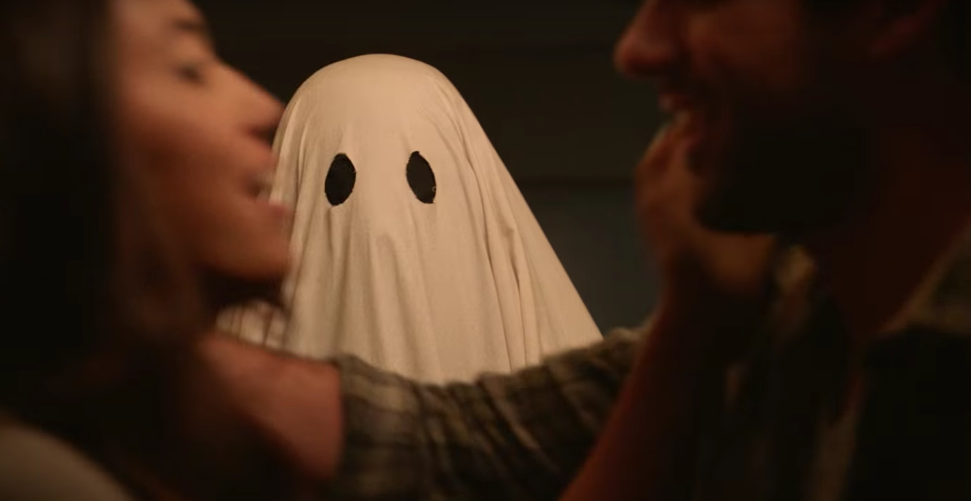 Oscar-Winner Casey Affleck Is a Sheet-Ghost in 'A Ghost Story' | Inverse