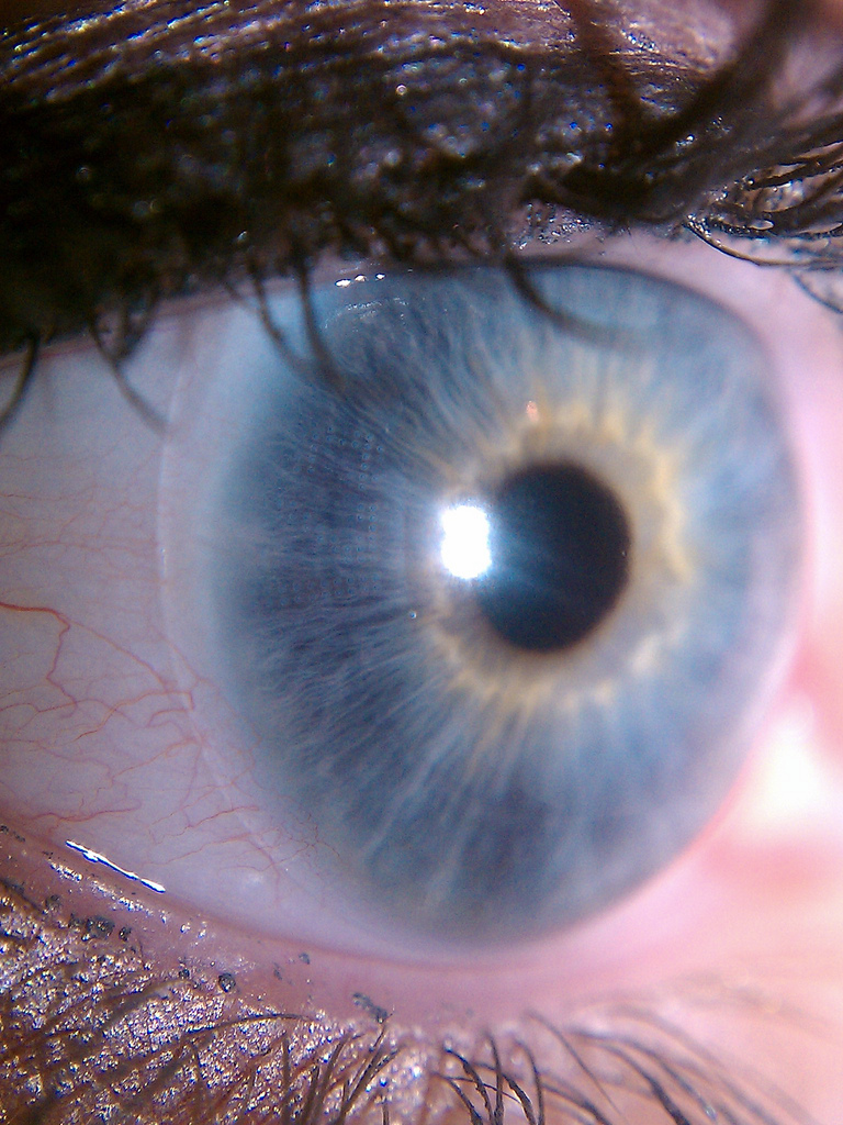 Samsung Invents “Black Mirror” Contact Lenses That Live-Stream Your ...