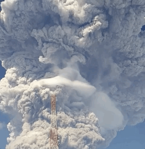 Video: Mount Sinabung's Eruption Sends Ash 55,000 Feet Into Sky | Inverse