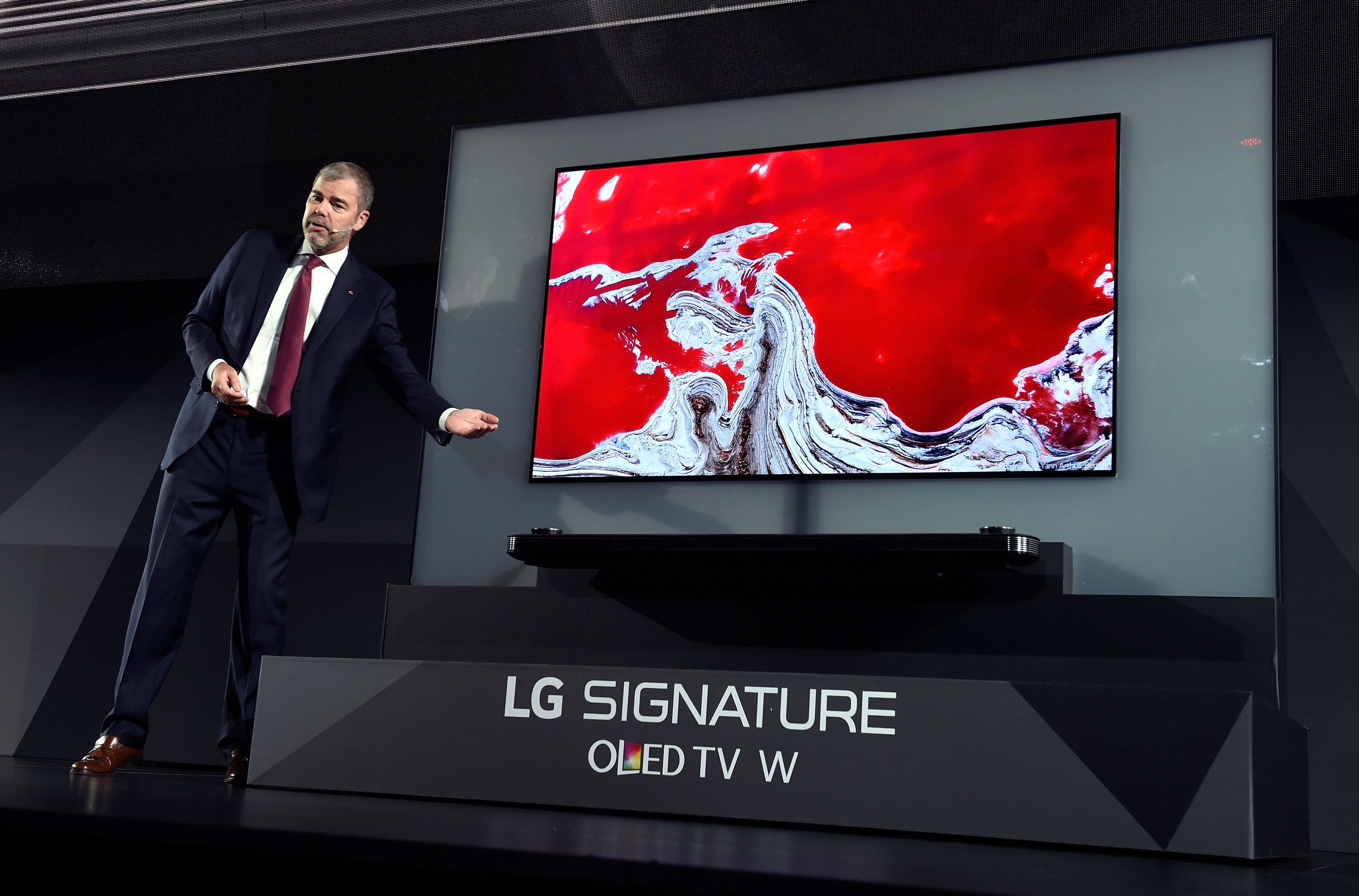 OLED: The Technology Behind LG's Insanely Thin TV is All-Natural | Inverse